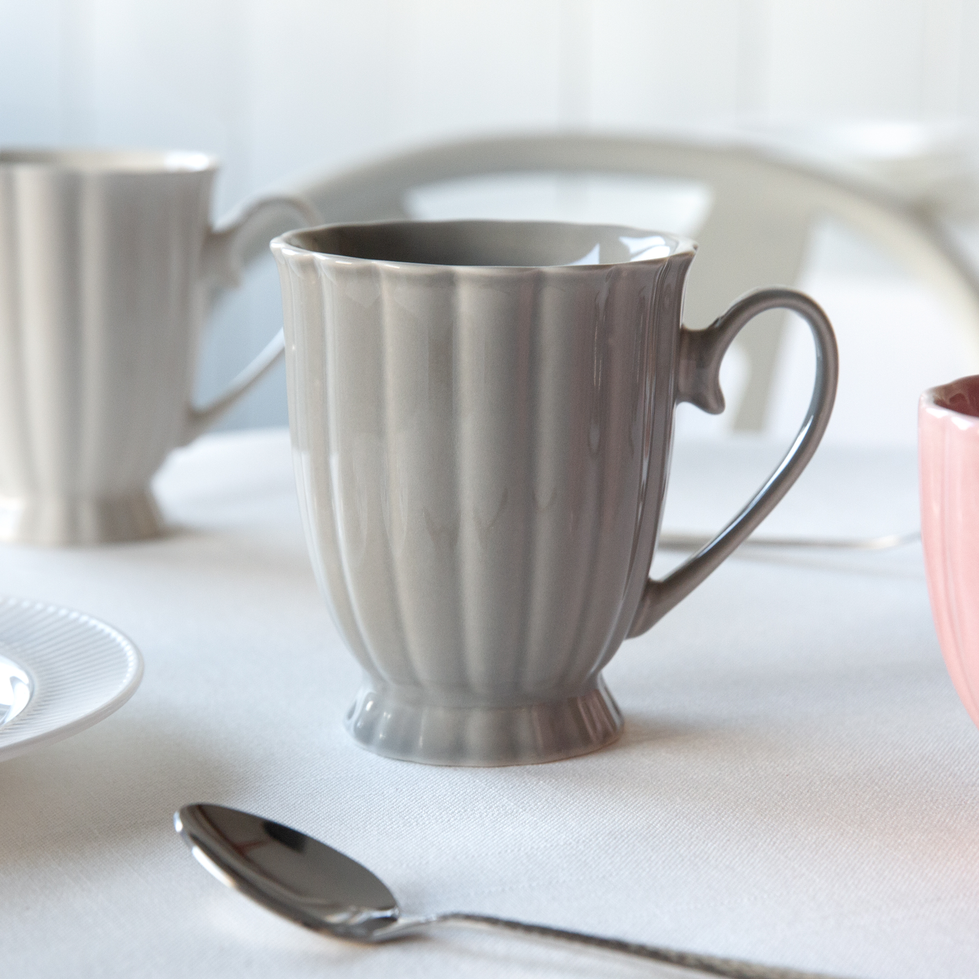 Kopp på fot Curly 310 ml grå AMBITION